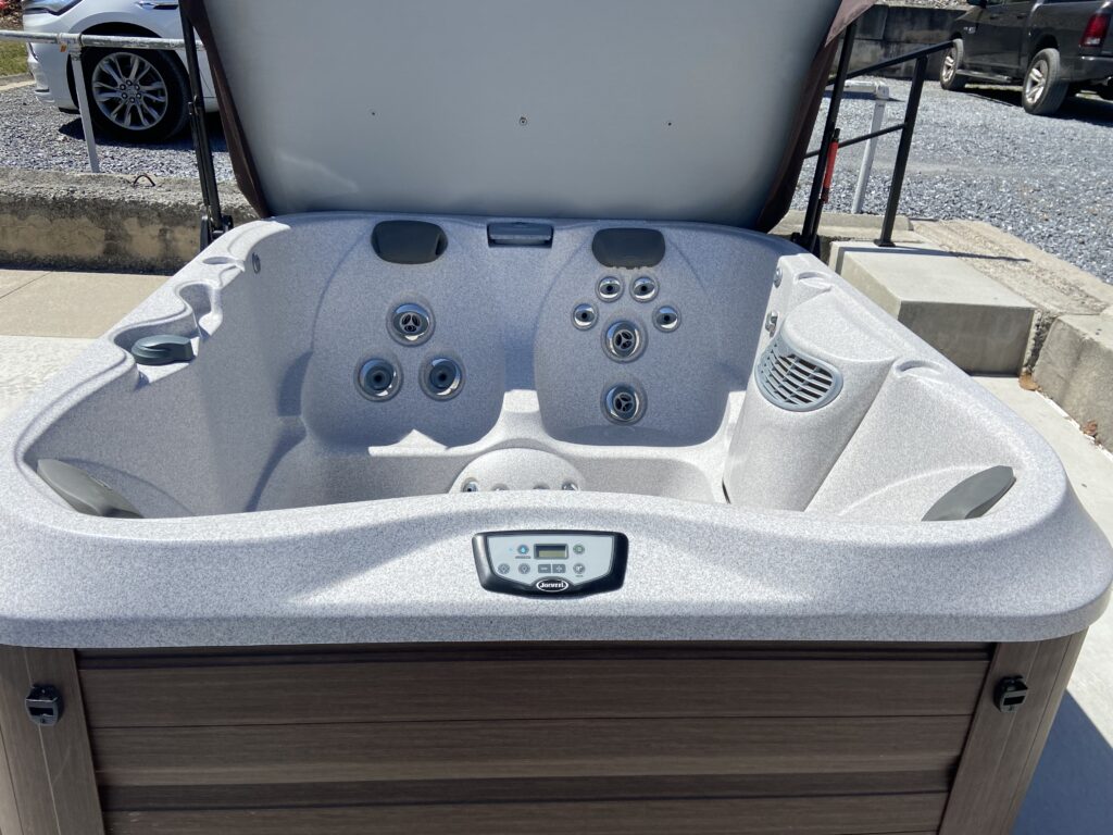 Pre-Owned Hot Tubs - Crystal Pools, Inc.